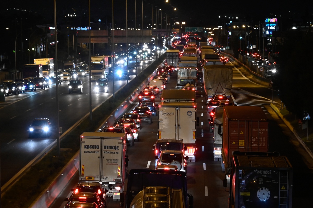 Συνεχίζεται η επιστροφή των εκδρομέων του Πάσχα - Νέες εικόνες από την ...