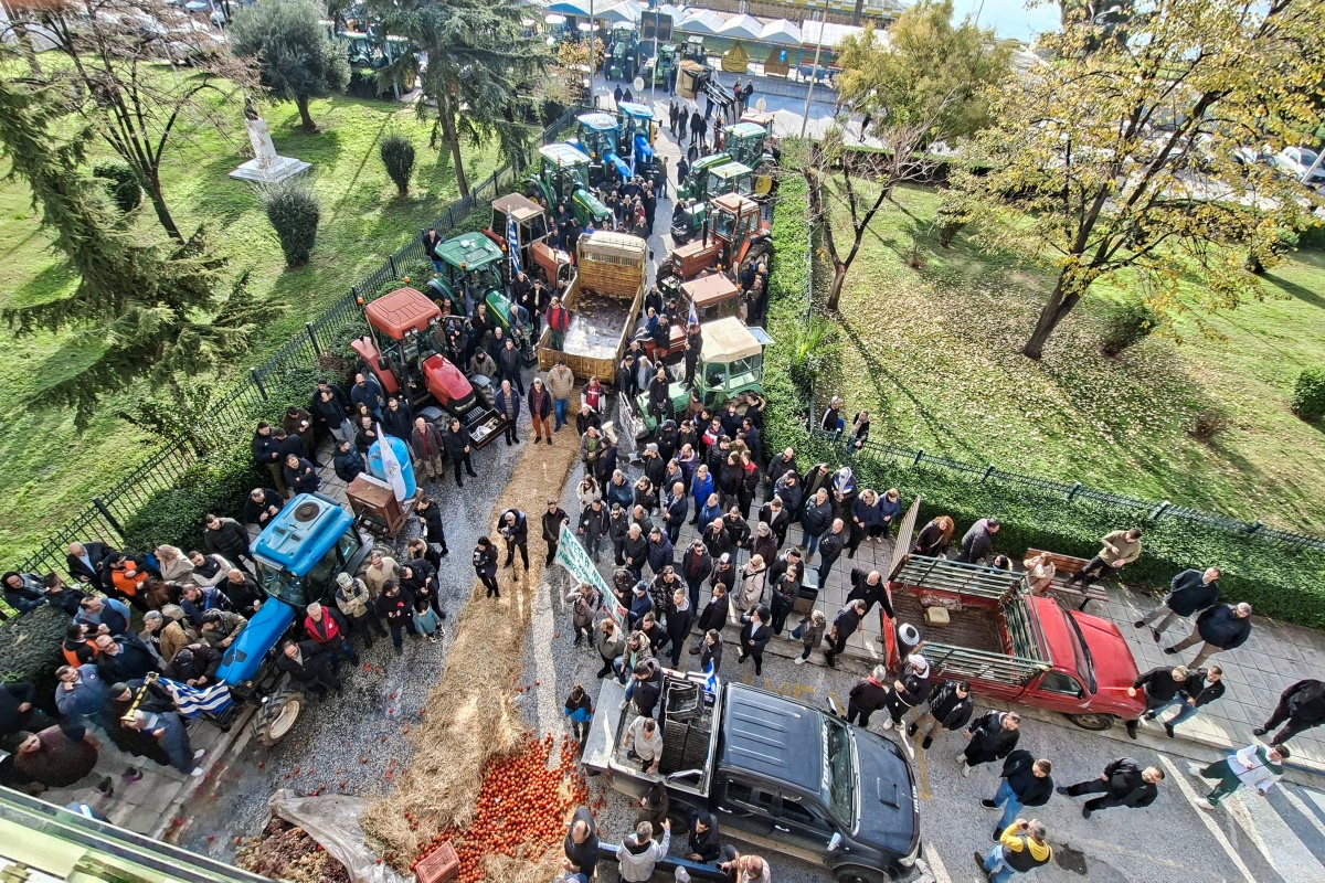 Αγρότες: Ένταση στην Καβάλα με άχυρα γάλα, ντομάτες και σταφύλια - Ο ...