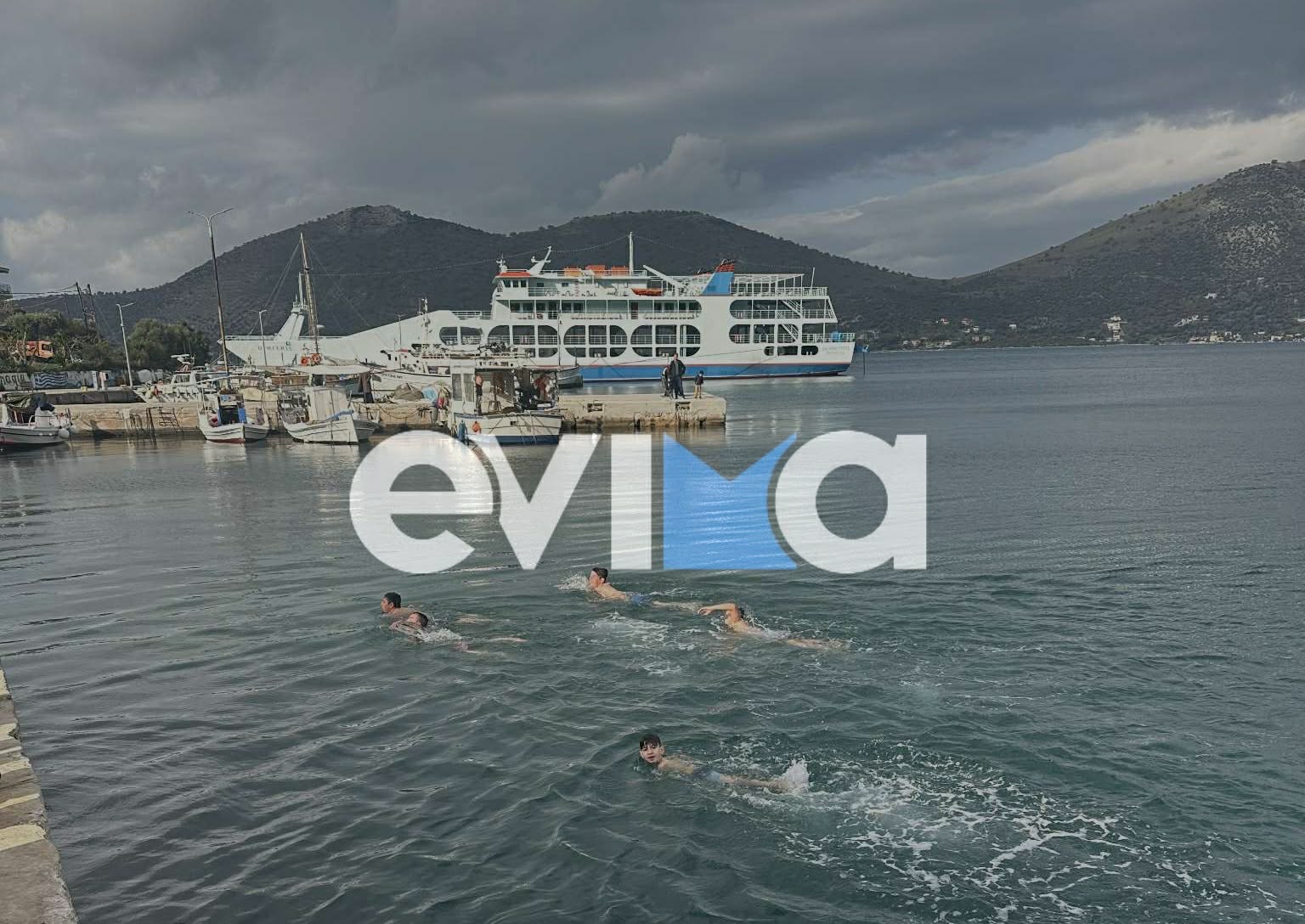 Θεοφάνεια στην Εύβοια: 15χρονος έπιασε τον Σταυρό - Η συγκινητική ...