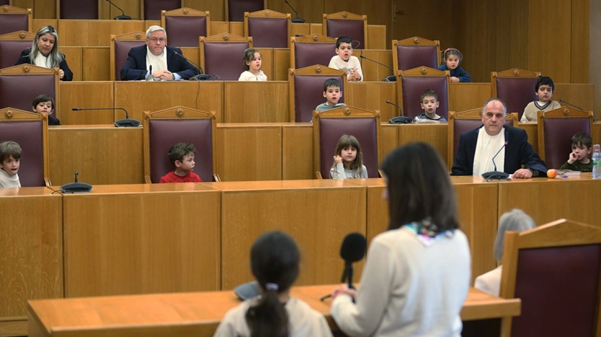 Η δίκη της «δασκάλας με τα μήλα»: Η πρώτη εικονική δίκη με δικαστές ...