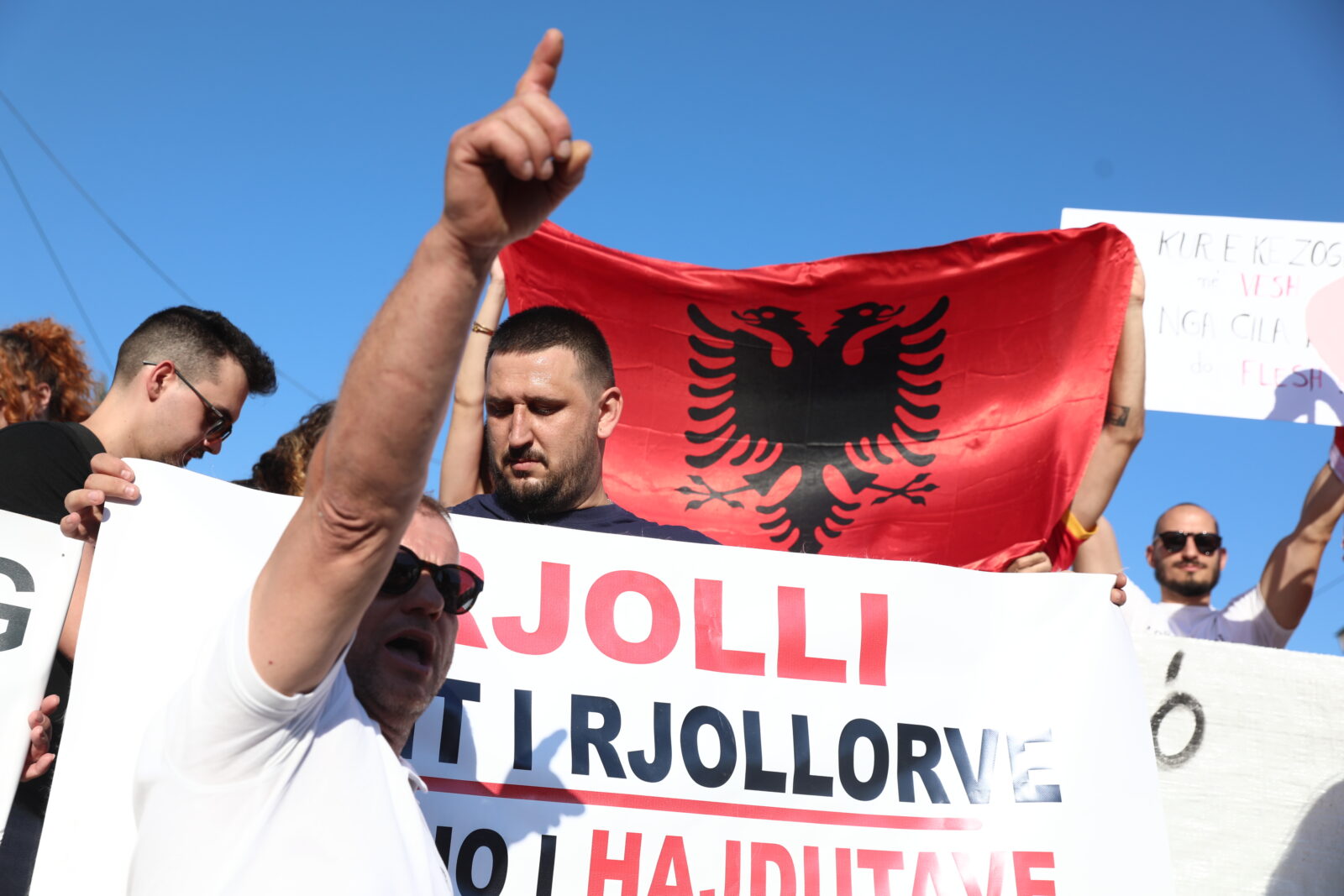 Συγκέντρωση διαμαρτυρίας από Αλβανούς που ζουν στην Ελλάδα